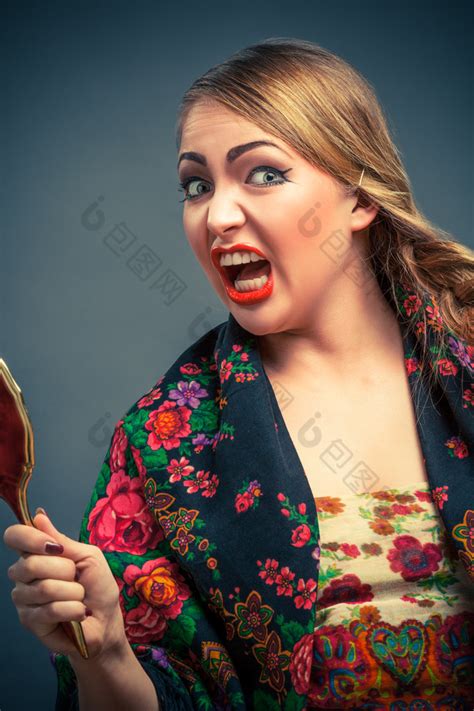 震惊的女人用镜子图片 包图网企业站