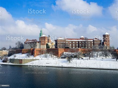 겨울에 크 라 코 프와 비스툴라 강에 Wawel 성곽 0명에 대한 스톡 사진 및 기타 이미지 0명 건축 겨울 Istock