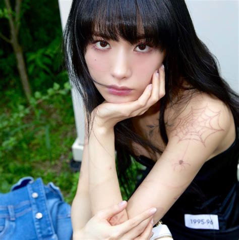 나나 노브라 상의보다 눈길 끄는 타투없는 하얀 피부