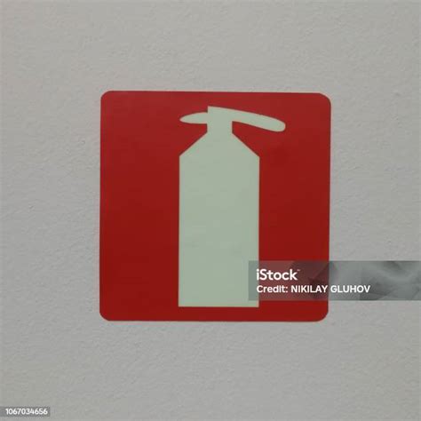 Tanda Pemadam Api Di Dinding Di Pusat Kantor Foto Stok Unduh Gambar Sekarang Alat Pemadam