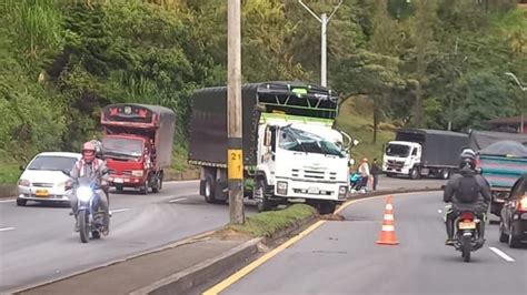 Accidente De Tránsito En La Autopista Medellín Bogotá