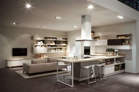 Luce Soffusa E Camino Moderno Per Questo Open Space Con Cucina E