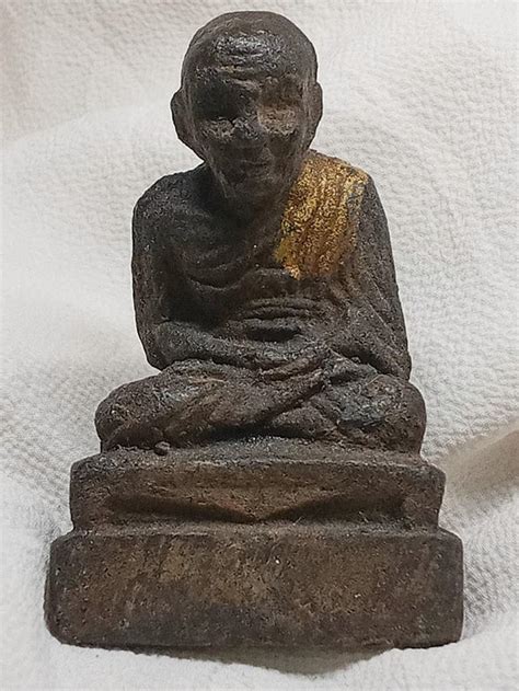 พระหลวงปู่ทวดเก่าเนื้อว่าน องค์พระฐานกว้าง2นิ้ว สูง 4 นิ้ว สภาพสมบูรณ์ Ennxo