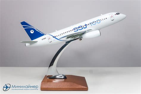 Модель самолета Арсенал RA1000039 Сухой Суперджет-100 1:100