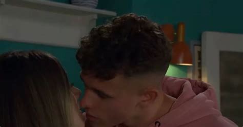 Emmerdale Viewers Work Out Fake Victoria Twist With Relationship