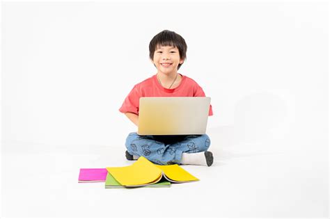 흰색 배경 교육 및 기술 개념으로 학습에 고립 된 노트북과 책바닥에 행복한 아시아 소년의 초상화 개발에 대한 스톡 사진 및 기타