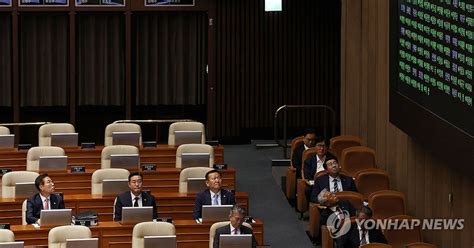 검사 탄핵 표결 결과 지켜보는 박성재 법무장관