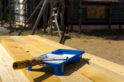 페인트되지 않은 소나무 보드에 페인트 롤러와 흰색 페인트와 페인트 목욕 0명에 대한 스톡 사진 및 기타 이미지 0명 Diy 건설 산업 Istock