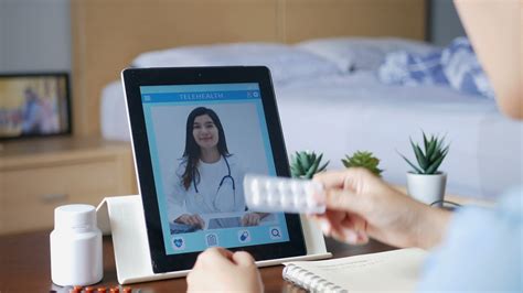 4病人使用视频会议通过平板电脑与医生进行在线会诊患者通过视频电话询问医生的病情和药物远程医疗远程医疗和在线医院视频特效素材 千库网