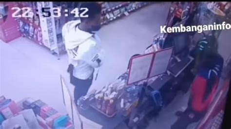 Piting Leher Kasir Aksi Perampok Bersenpi Gasak Rp6 Juta Di Minimarket
