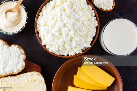 유제품 어두운 배경에 우유 코티지 치즈 하드 치즈와 사워 크림 검은 색 배경에 크림 치즈와 빵 위쪽 보기 건강한 생활방식에 대한 스톡 사진 및 기타 이미지 Istock