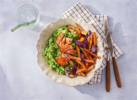 Broccolipuree Met Zoete Aardappelfriet En Warmgerookte Zalm Recept