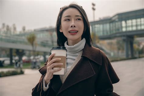 기내 반입 수하물을 들고 공항 터미널 안을 걷고 있는 사업가 공항에 대한 스톡 사진 및 기타 이미지 공항 관광 관광객 Istock