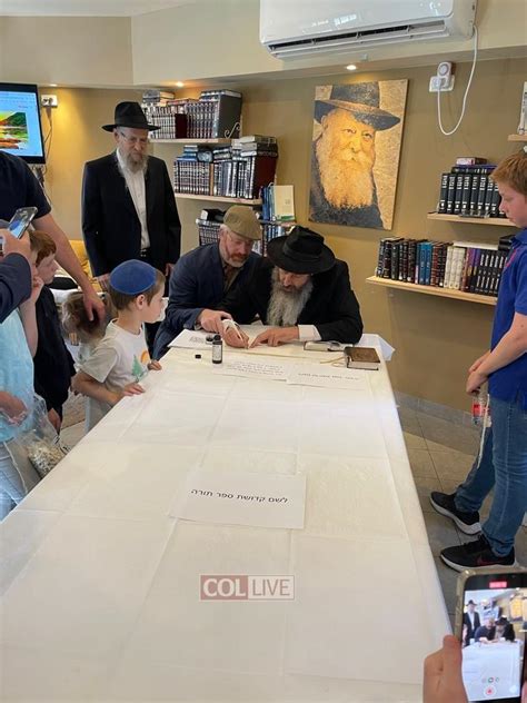 Jerusalem Shul Begins New Sefer Torah