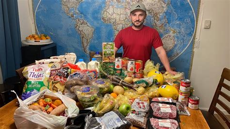 Бесплатная еда в США дали много продуктов Дают всем Помощь и