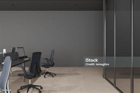 회색 사무실 방 내부에는 Pc 컴퓨터가 줄지어 놓여 있고 벽은 모형으로 되어 있다 0명에 대한 스톡 사진 및 기타 이미지 0