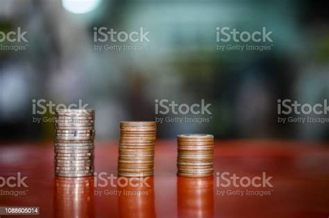 동전 더미 돈의 단계 절약 그리고 투자 또는 가족 계획 개념 가족에 대한 스톡 사진 및 기타 이미지 가족 경제 귀 부분