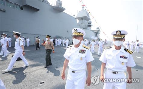 마라도함 둘러보는 부석종 해군 참모총장 연합뉴스