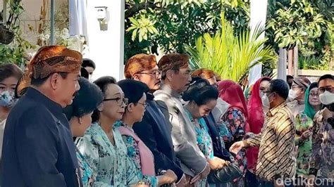 Menteri Yang Hadiri Siraman Kaesang Luhut Mahfud Retno Dan Hadi