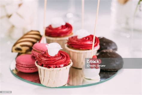 디저트 달콤한 맛 있는 컵 케이크 Macarons와 테이블에 캔디 바에서 쿠키 맛 있는 달콤한 뷔페 휴일 훈장 0명에 대한 스톡
