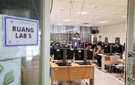 Computer Based University Entrance Tests Underway In Jakarta Observer