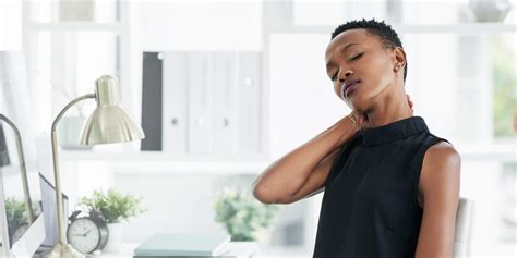 Stiff Neck Causes Treatment Options And When To See A Doctor