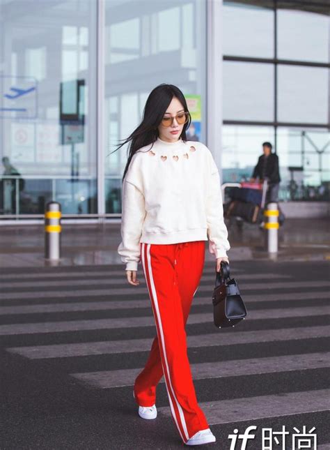 李小璐首次帶女兒街拍出鏡，網友：趕緊給甜馨梳梳頭髮吧 每日頭條