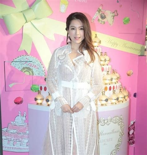 苟芸慧身穿白裙美如仙，標誌性笑容太甜美，網友：不懂郭富城想法 每日頭條