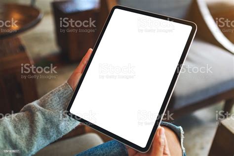 빈 흰색 데스크톱 화면으로 디지털 태블릿을 들고 있는 여성 30 34세에 대한 스톡 사진 및 기타 이미지 30 34세 공란 데스크탑 컴퓨터 Istock
