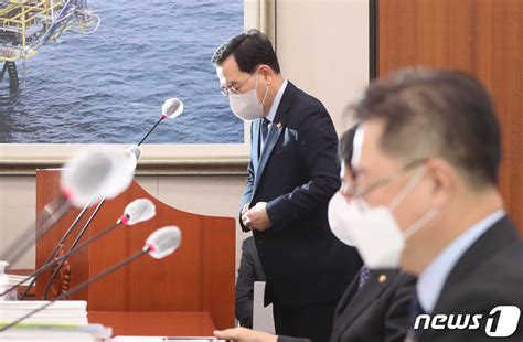 인사하는 이창양 장관 네이트 뉴스