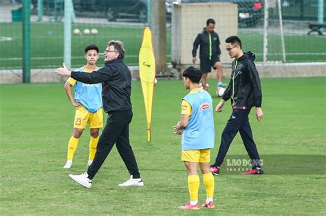 Ông Troussier Điểm yếu của U23 Việt Nam là không có cầu thủ mục tiêu
