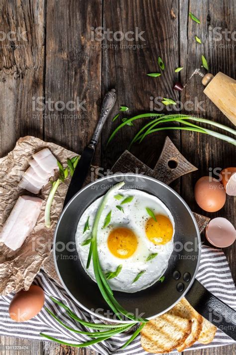 돼지고기 라드 빵 녹색 깃털 양파 수직 이미지와 프라이팬에 맛있는 아침 식사 또는 스낵 스크램블 계란 0명에 대한 스톡 사진 및