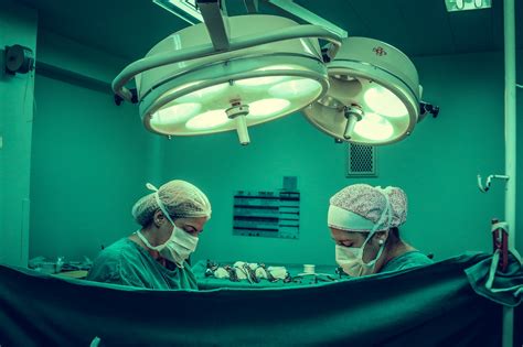 Éclairage Chirurgical Lampes Frontales à LED pour une Précision Optimale
