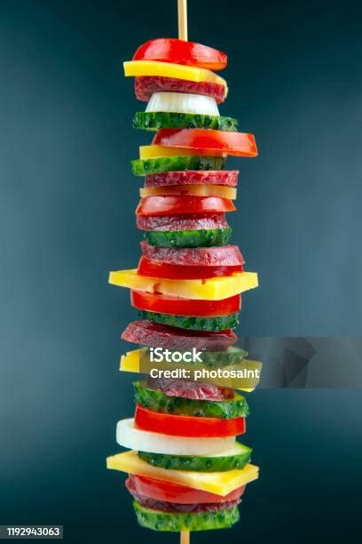 소시지 살라미 치즈 오이 토마토의 슬라이스 조각 패스트 푸드 피자 재료 칼로리와 다이어트 건강한 식생활에 대한 스톡 사진 및 기타 이미지 Istock