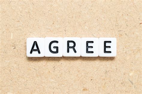 단어가있는 흰색 타일 알파벳 문자는 나무 배경에 동의합니다 0명에 대한 스톡 사진 및 기타 이미지 0명 개념 계약서