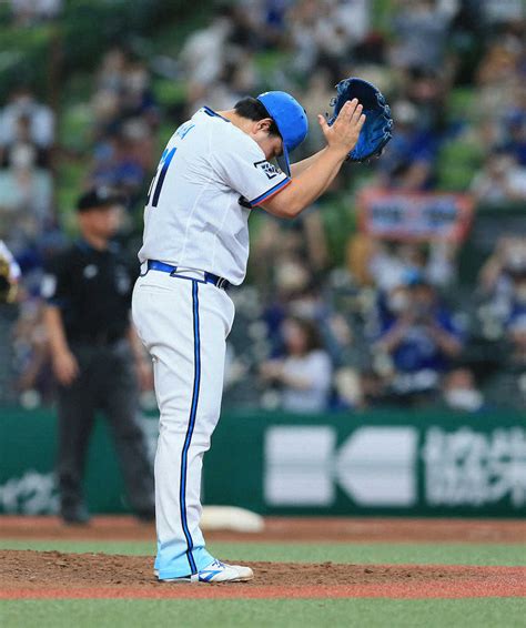 ＜西・中＞開幕から32試合連続無失点の日本プロ野球新記録を達成し、手を叩いて喜ぶ平良（撮影・尾崎 有希） ― スポニチ Sponichi