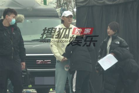 独家黄子韬片场开工先抽烟后自拍神清气爽状态佳 搜狐大视野 搜狐新闻