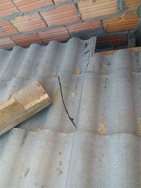 Evalcir Chagas Telhado Inconcluso E Telhas Quebradas