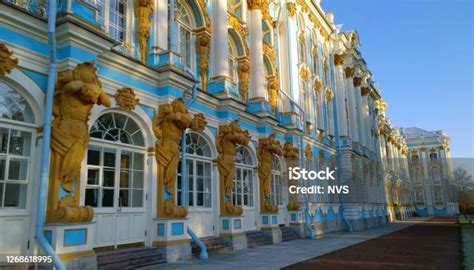 อาคารของพระราชวังแคทเธอรีนตั้งอยู่ในเขตชานเมืองของเซนต์ปีเตอร์สเบิร์กในเมืองพุชกิน Tsarskoe ภาพ
