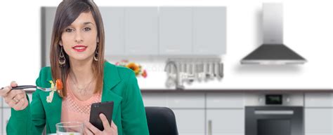 Jovem Morena Comendo Salada E Telefone Foto De Stock Imagem De Alimento Mulher