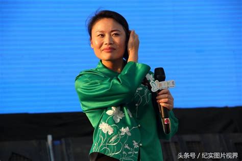 草帽姐星光大道牽手男歌迷唱情歌 登台惹粉絲尖叫情歌被老公叫停 每日頭條