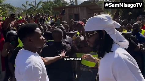 Diamond Avamiwa Na Kuvutwa Kwa Mashabiki Nyumbani Kwa Harmonize