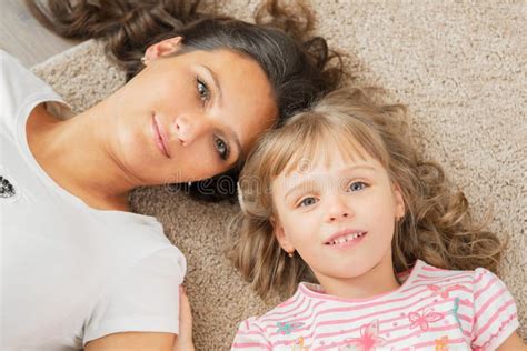 Madre E Piccola Figlia Che Si Trovano Insieme Immagine Stock Immagine