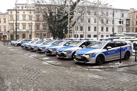 Policja w Krakowie ma nowe samochody Hybrydowe radiowozy za 2 mln zł