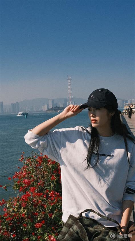 赵丽娜在厦门海边拍照
