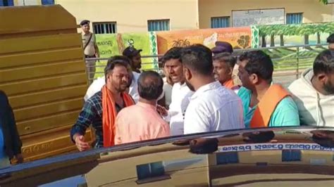 ಮತದಾನದ ದಿನವೂ ಕೇಸರಿ ಶಾಲು ಕಿತ್ತಾಟ ಚಿಕ್ಕಮಗಳೂರಿನಲ್ಲಿ ಕಾಂಗ್ರೆಸ್ ಬಿಜೆಪಿ