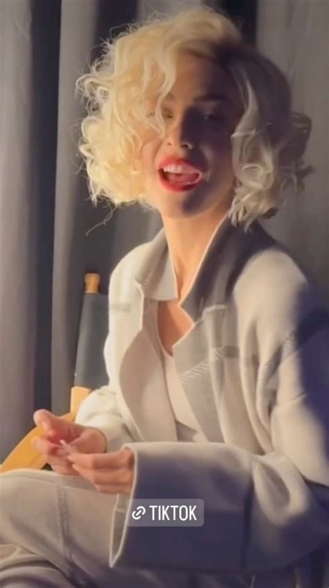 Dwts Host Julianne Hough Goes Braless In Video While Chowing Down On