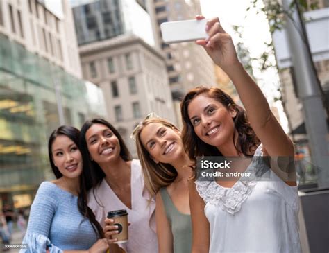 Selfie 야외 복용 쇼핑 여자의 행복 한 그룹 단체에 대한 스톡 사진 및 기타 이미지 단체 사람들 야외 Istock