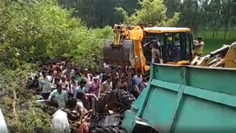 सीतापुर भीषण सड़क हादसे में 2 लोगों की दर्दनाक मौत 4 घायल Two Dead