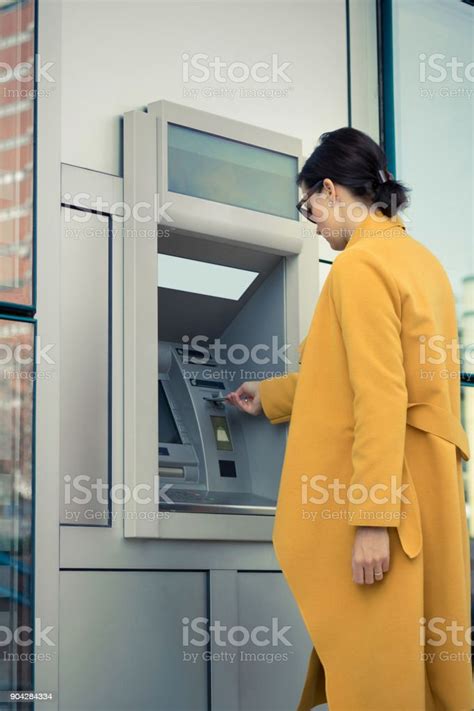 여성 신용 카드를 삽입 하 고 Atm 기계에서 돈을 인출 미소에 대한 스톡 사진 및 기타 이미지 미소 여자 현금 자동